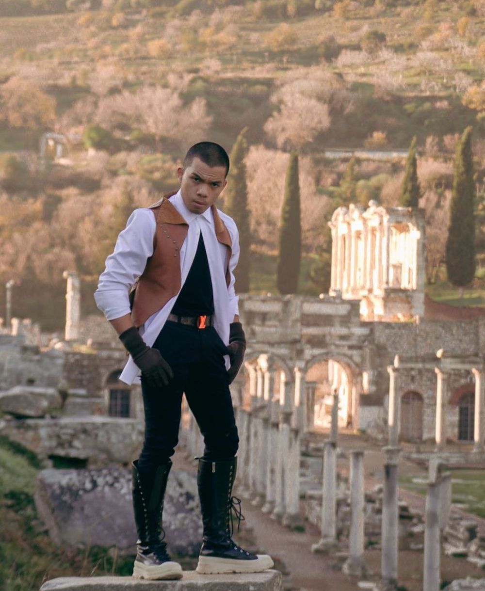 9 Ide OOTD Nyentrik Bertema Cowok Mamba ala Saaih Halilintar