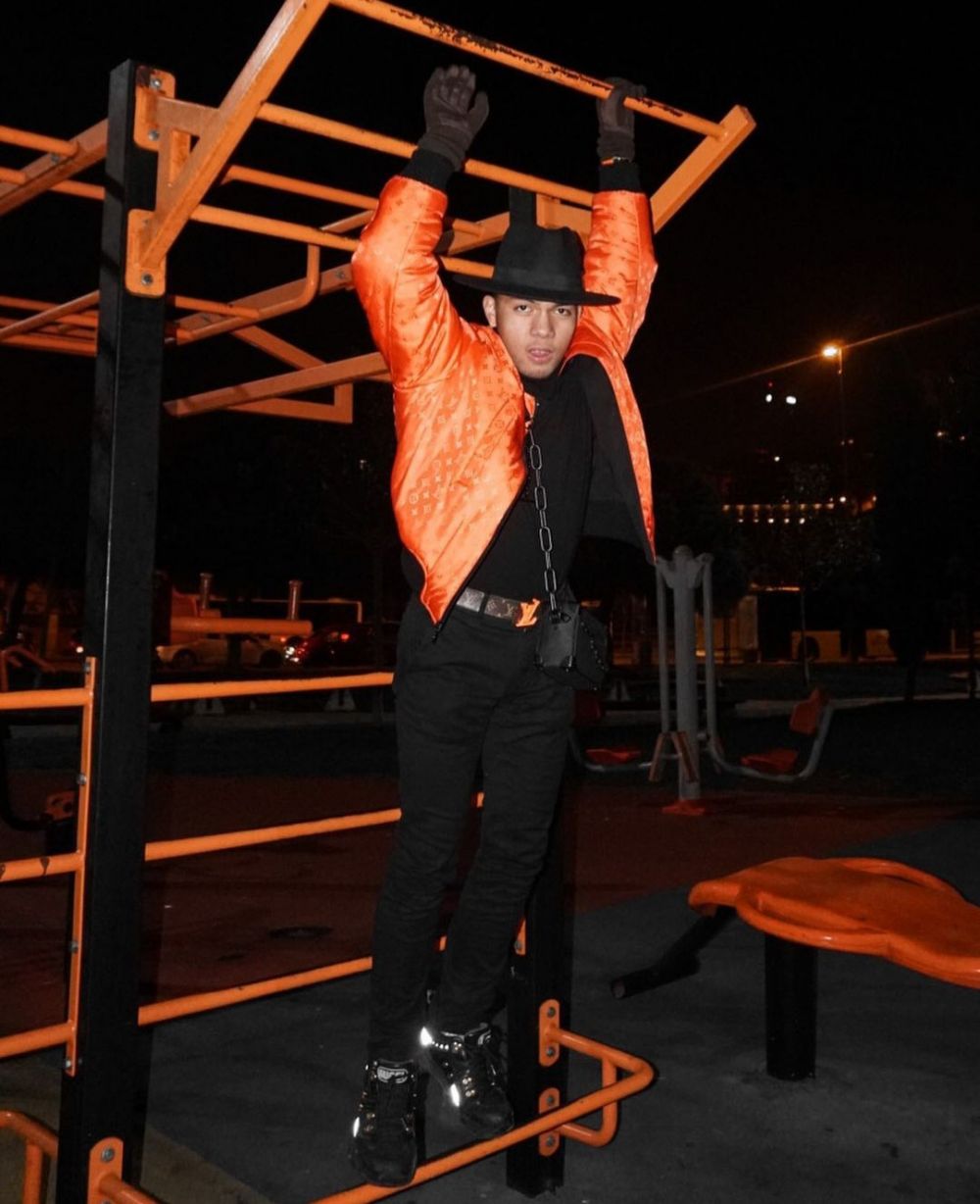 9 Ide OOTD Nyentrik Bertema Cowok Mamba ala Saaih Halilintar