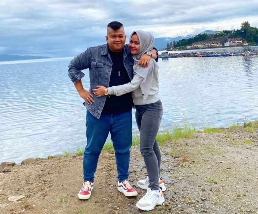 9 Potret Mesra Komedian Lolox bersama Istri, Jarang Tersorot