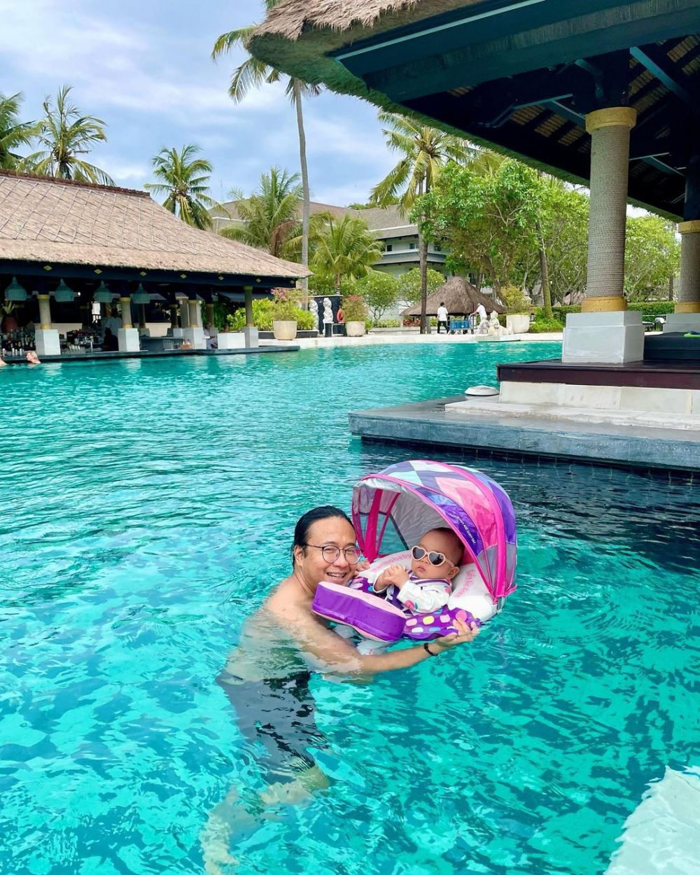 Dhea Ananda Liburan di Bali, Sanne Santai Berenang