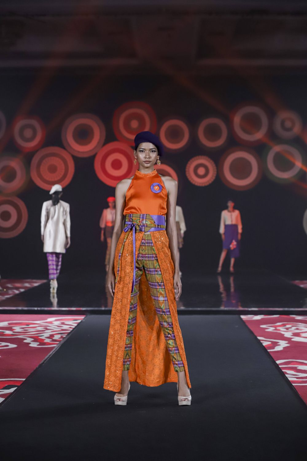 15 Ide Baju dengan Unsur Kain Tradisional, Unik!