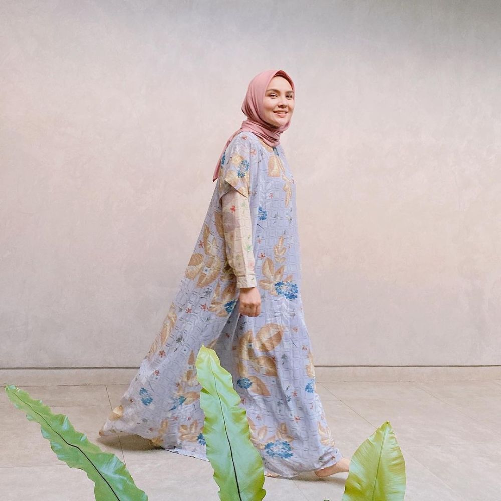 9 Outfit Motif Floral untuk Lebaran ala Ria Miranda