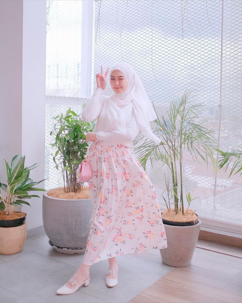 9 Ide OOTD Kuliah Rok Plisket ala Sari Endah Pratiwi