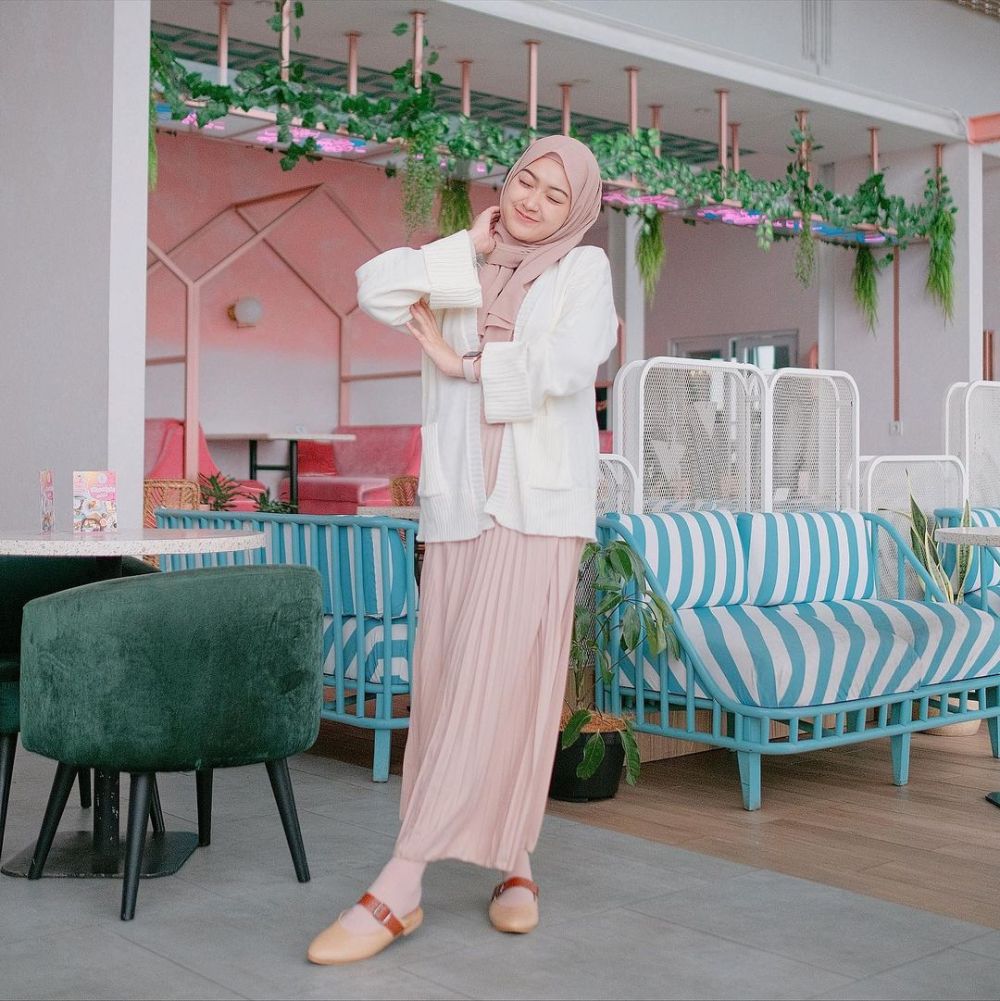 9 Ide OOTD Kuliah Rok Plisket ala Sari Endah Pratiwi