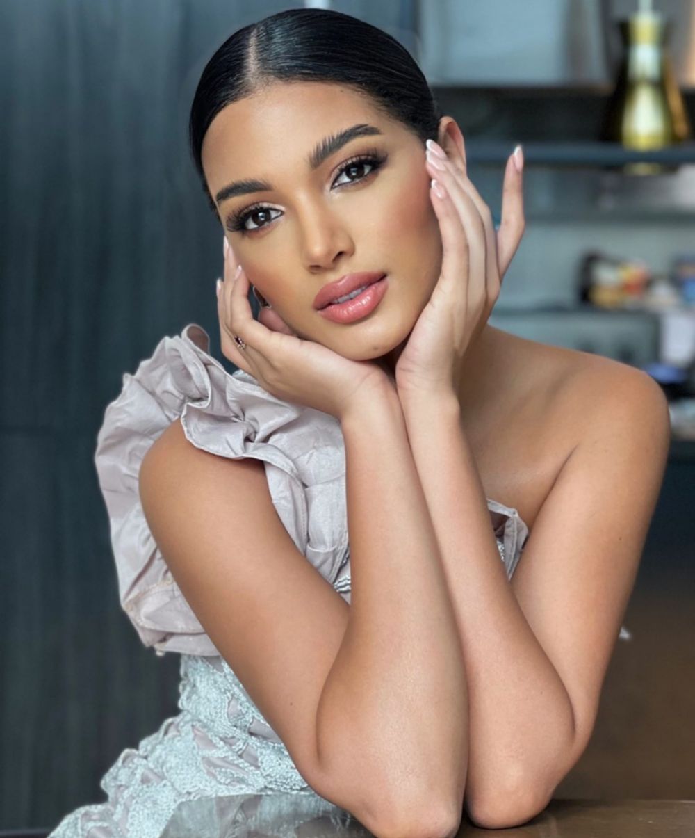 9 Potret Celinee Santos Miss International Dominika 2022