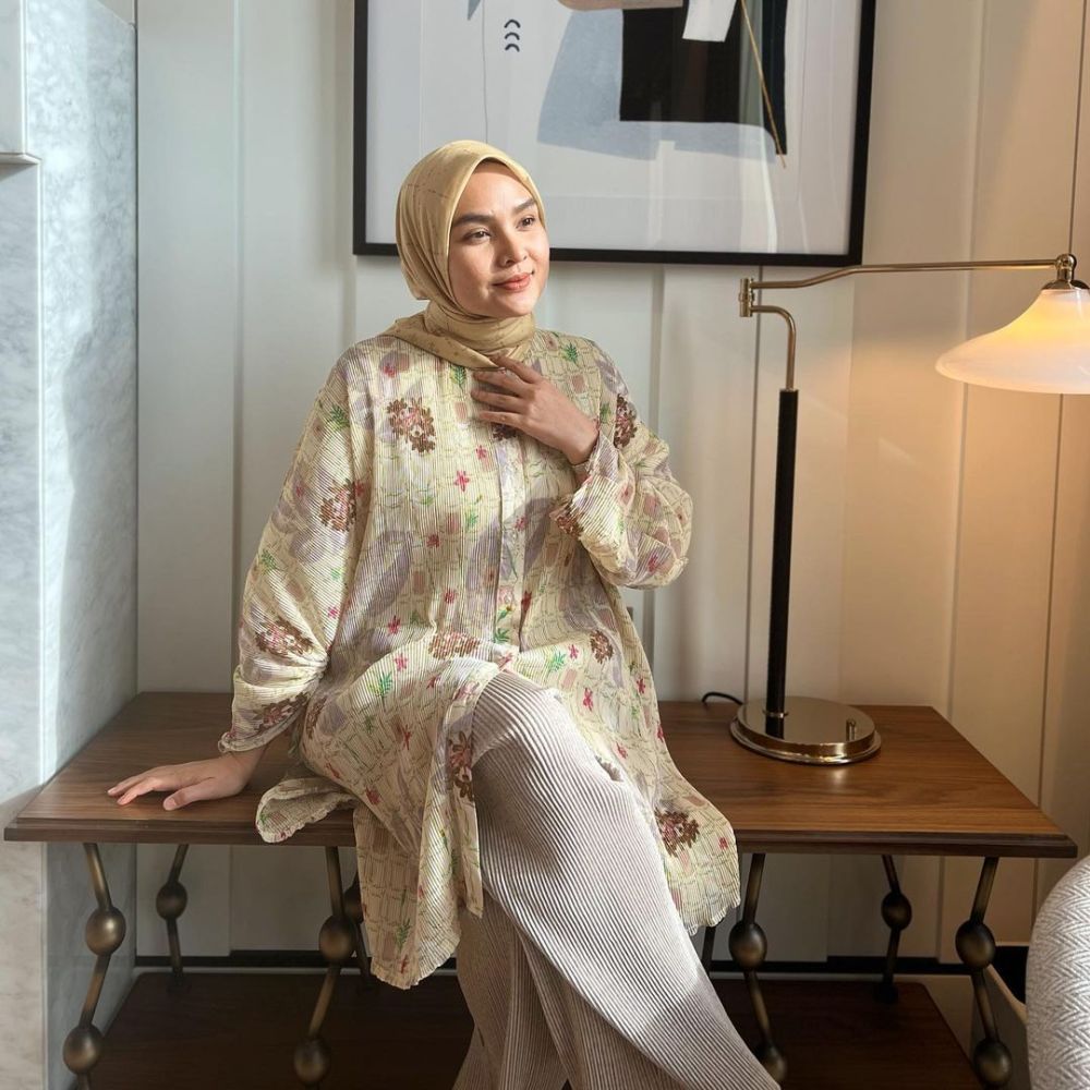 9 Outfit Motif Floral untuk Lebaran ala Ria Miranda