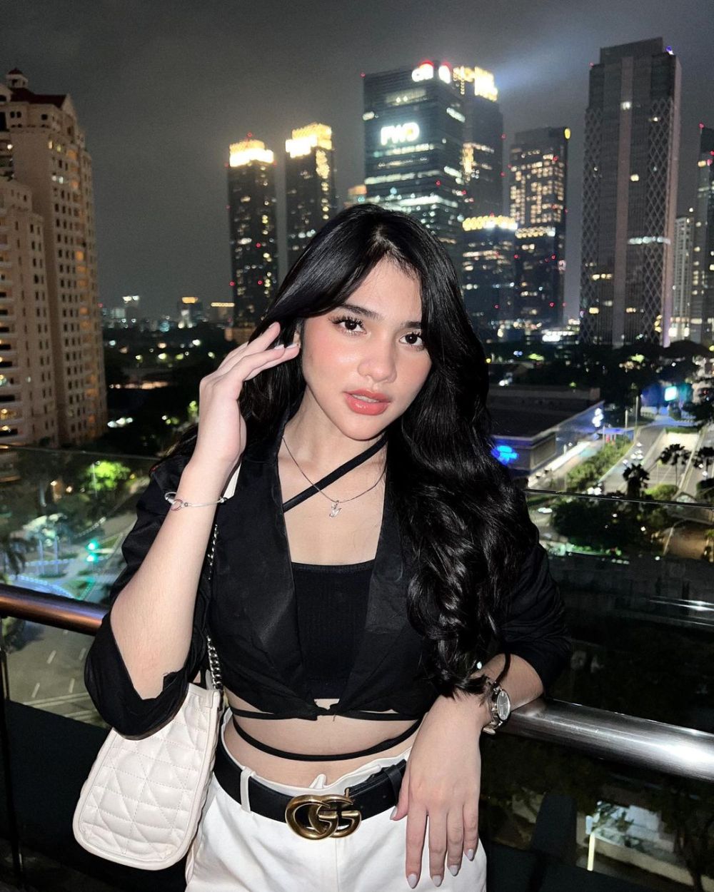 10 OOTD ala Davina Karamoy, Gaya Chic yang Cocok buat Kuliah