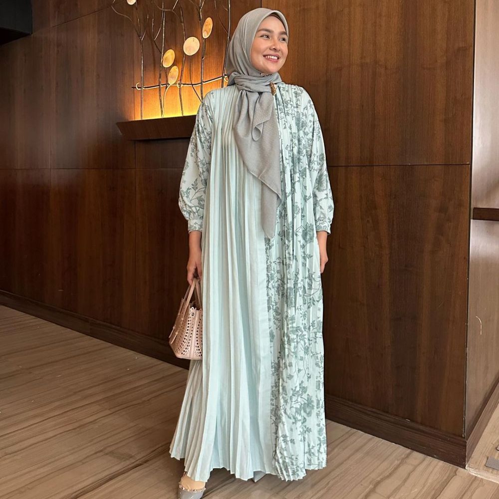 9 Outfit Motif Floral untuk Lebaran ala Ria Miranda
