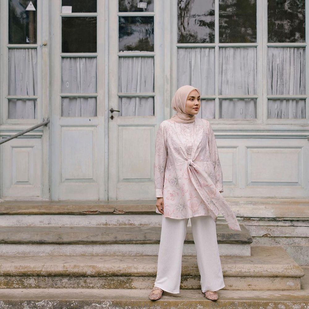 9 Outfit Motif Floral untuk Lebaran ala Ria Miranda