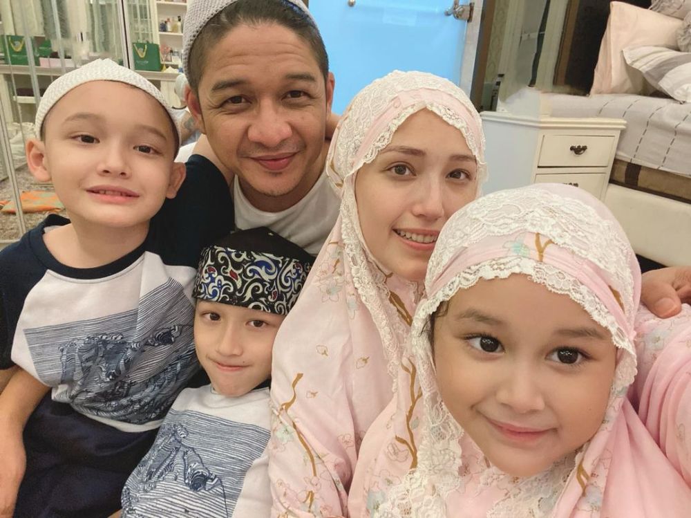 Pasha dan Adelia Rayakan Ulang Tahun Pernikahan Ke-12! Pasha dan Adelia Rayakan Ulang Tahun Pernikahan Ke-12!