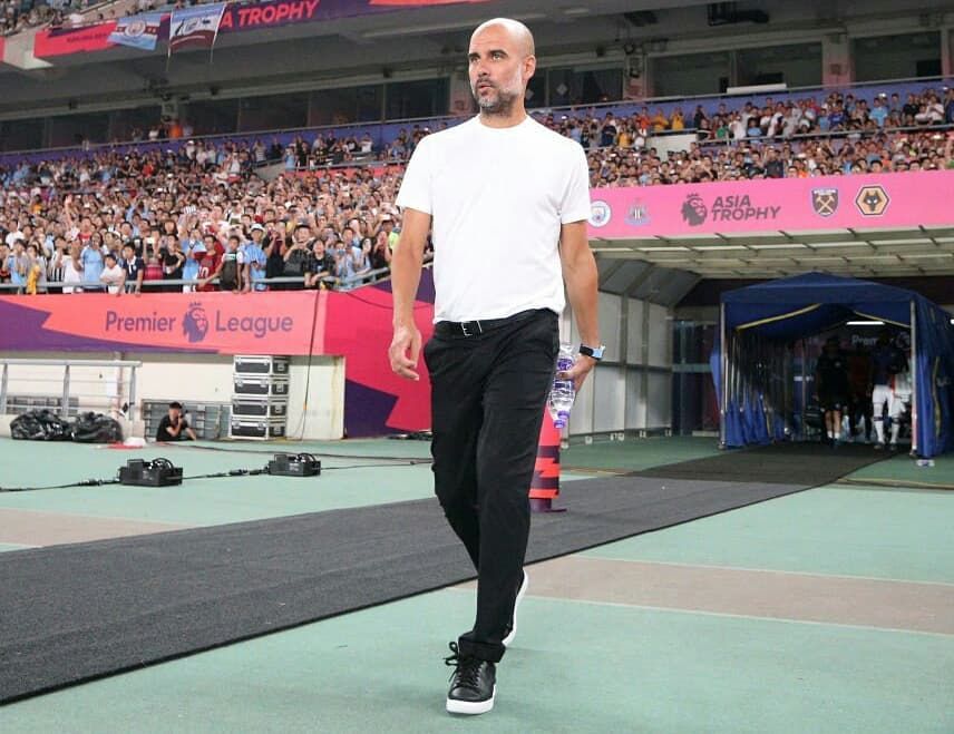 9 Ide Padu Padan Outfit Warna Hitam ala Pep Guardiola