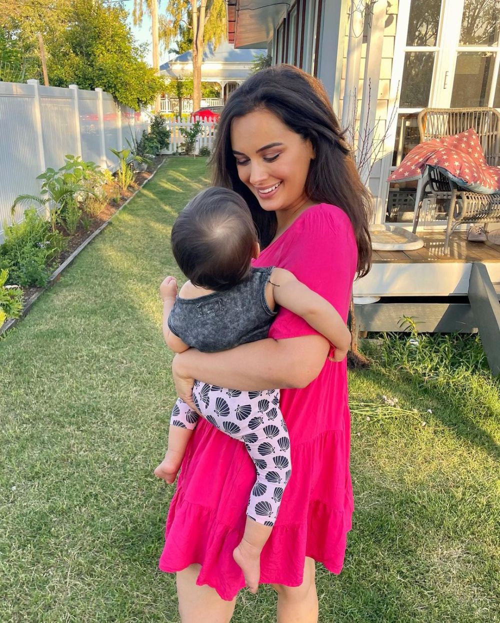 Potret Hangat Evelyn Sharma dan Putrinya yang Bernama Ava