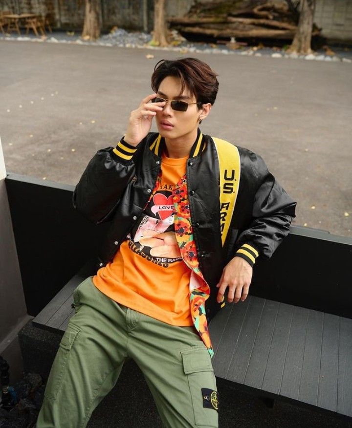 9 Inspirasi Outfit Celana Kargo ala Aktor Win Metawin