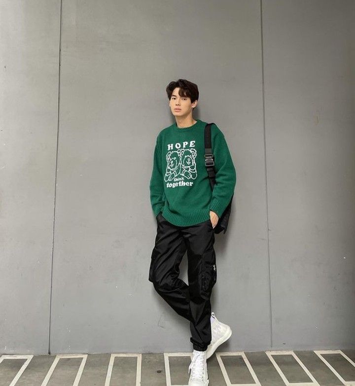 9 Inspirasi Outfit Celana Kargo ala Aktor Win Metawin