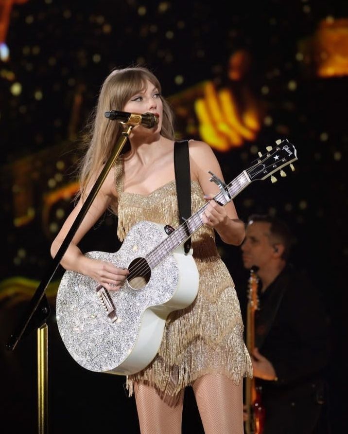 9 Busana Bling-bling Taylor Swift di Konser The Eras Tour