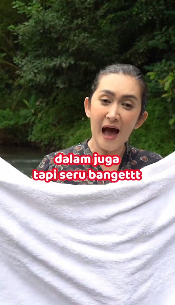 10 Potret Nafa Urbach Mandi di Sungai, Nostalgia Anak Desa