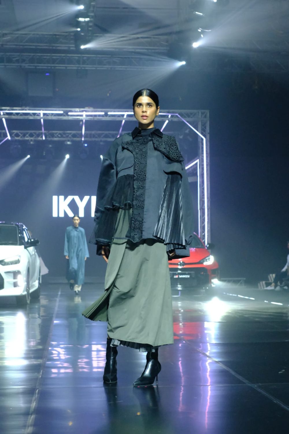 14 Baju Modest Bergaya Layering dari Jakarta Auto Runway