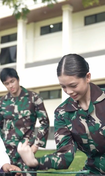 9 Potret Nada Tarina Berlatih dengan Anggota Kopassus