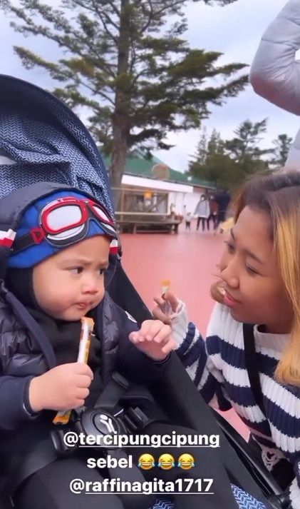 9 Potret Rayyanza Ngamuk Diganggu Kiky Saputri saat Makan