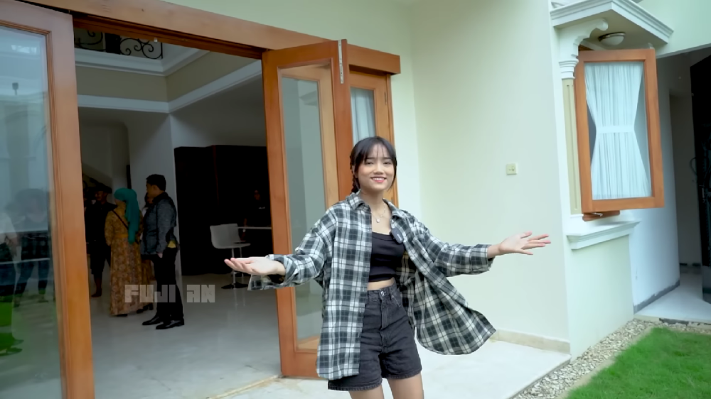 9 Potret Home Tour Rumah Baru Fuji, Sukses di Usia Muda!