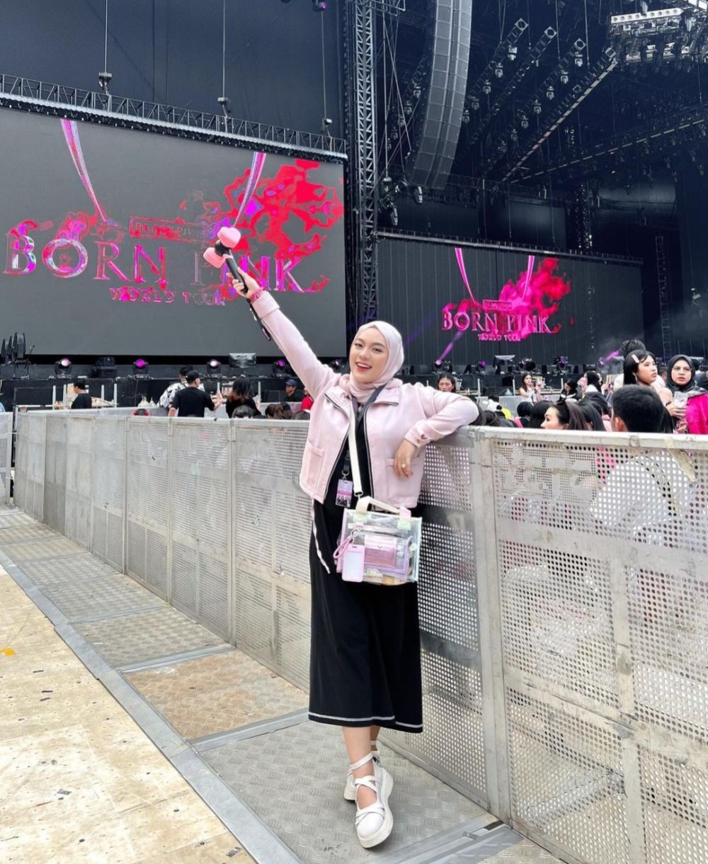 Outfit Selebgram Hijabers saat Nonton Konser BLACKPINK