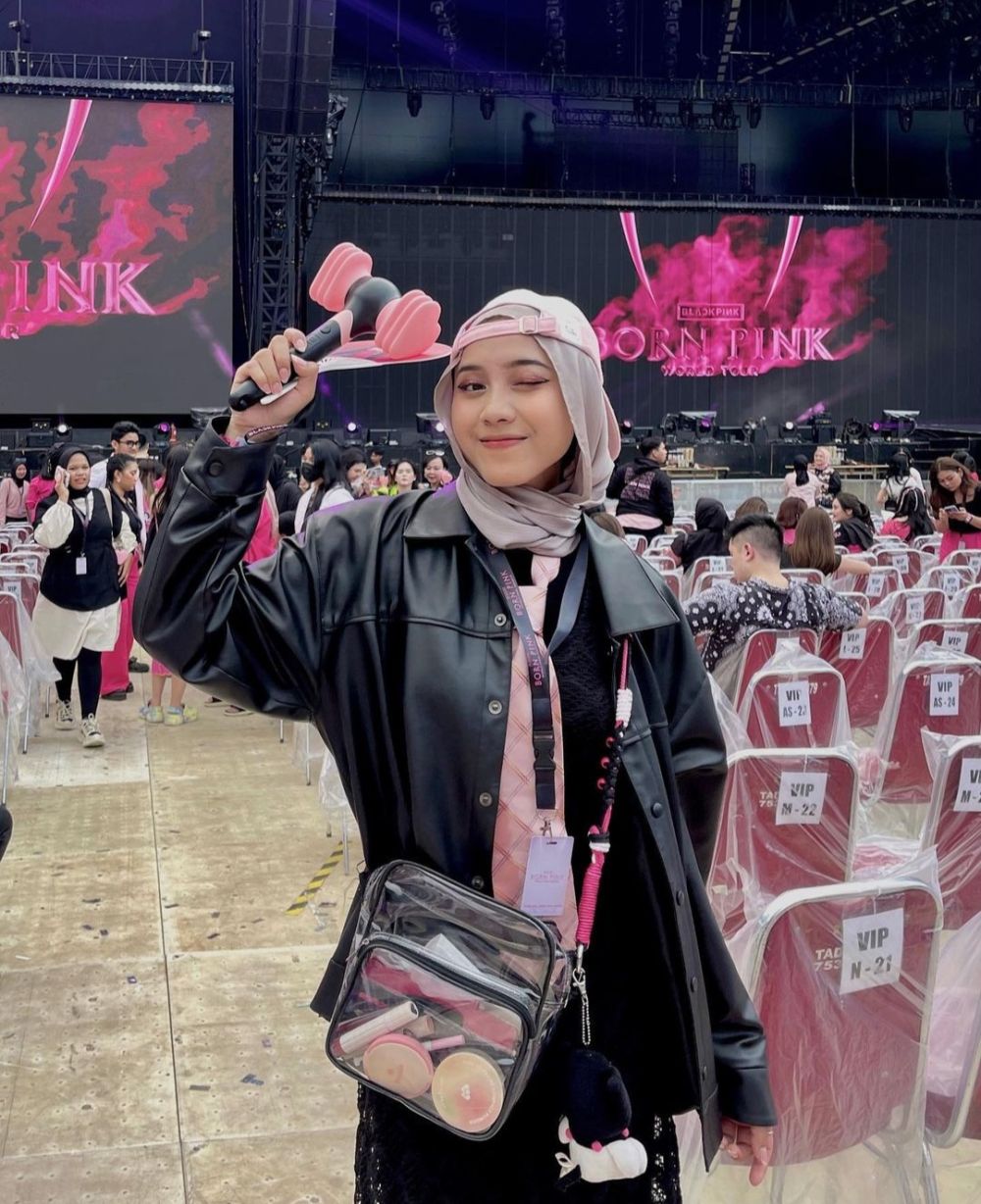 Outfit Selebgram Hijabers saat Nonton Konser BLACKPINK