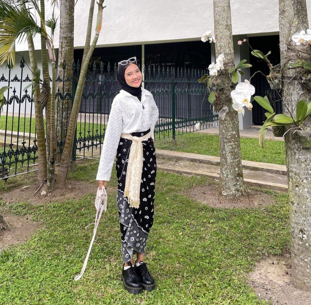 10 Ide Styling Outfit Buka Bersama dengan Rok Lilit, Unik!