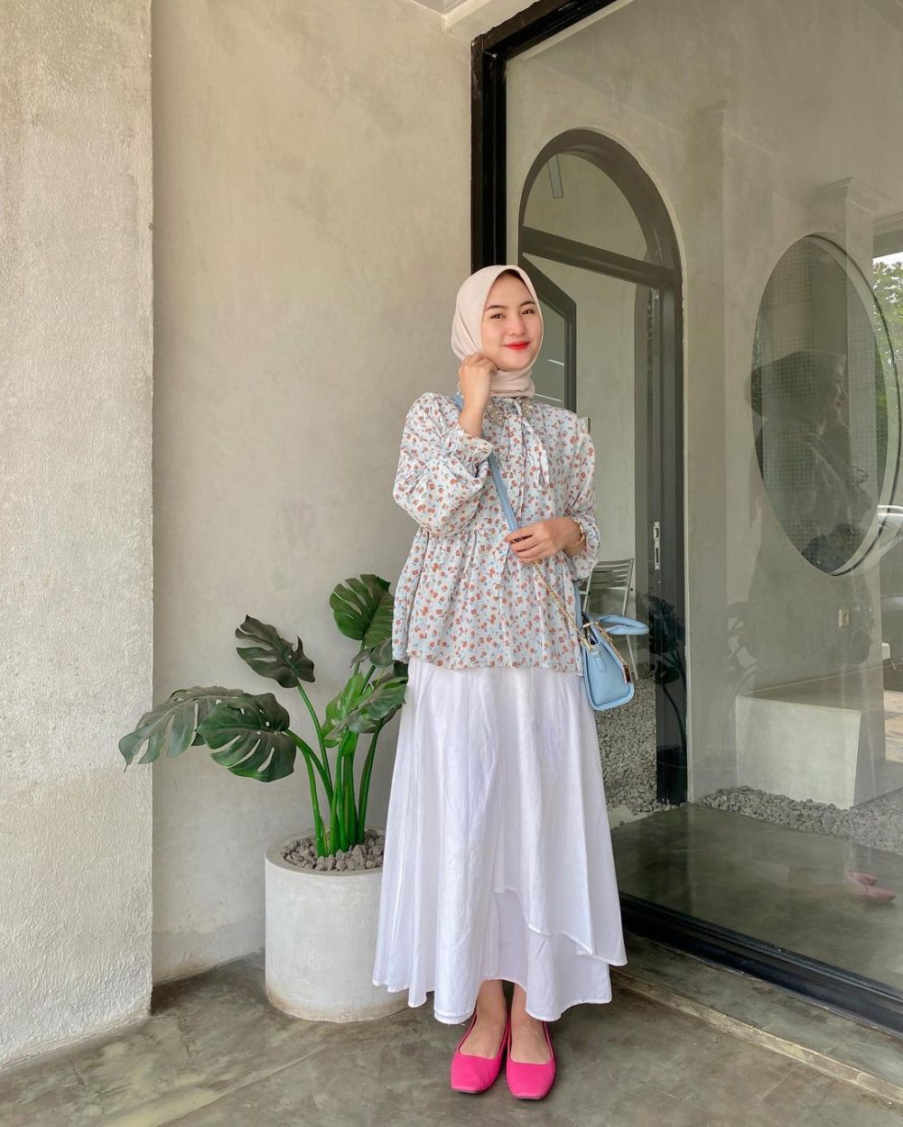 11 Ide Outfit untuk Buka Bersama dengan Rok Asimetris