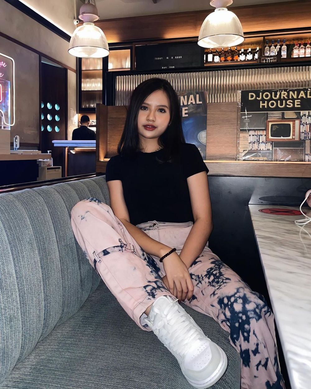 9 Inspirasi Outfit Hangout ala Anggi Marito Simpel Trendi