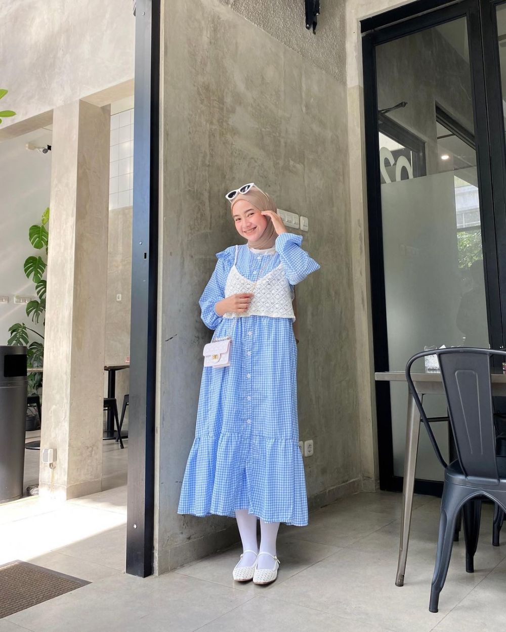 9 Ide OOTD Hangout Pakai Dress Motif ala Kirana Salsabila