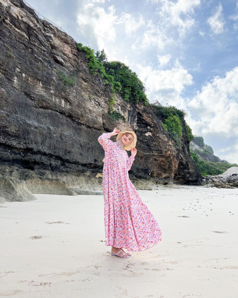 Styling Outfit Dress untuk ke Pantai ala Selebgram Hijab