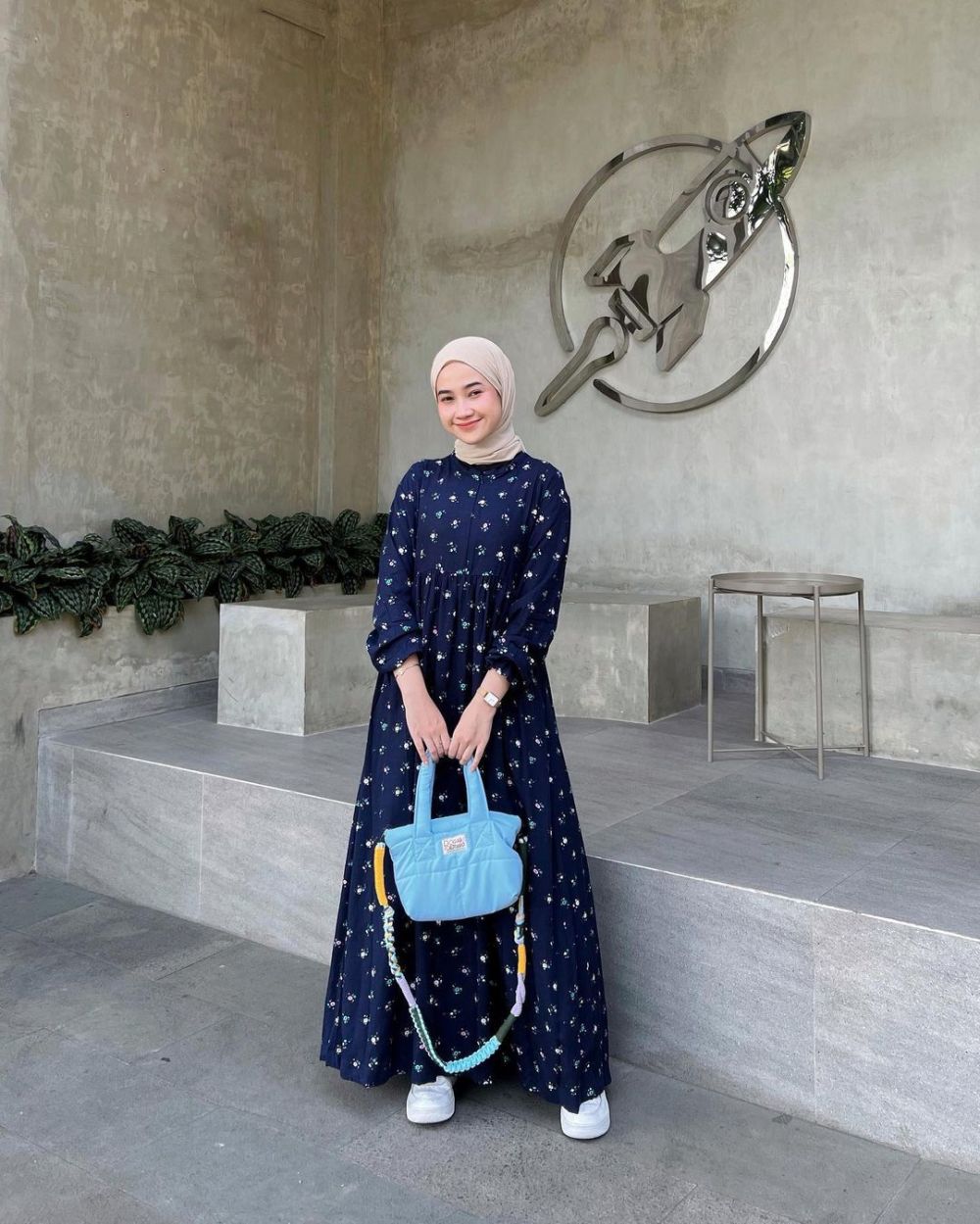 9 Ide OOTD Hangout Pakai Dress Motif ala Kirana Salsabila