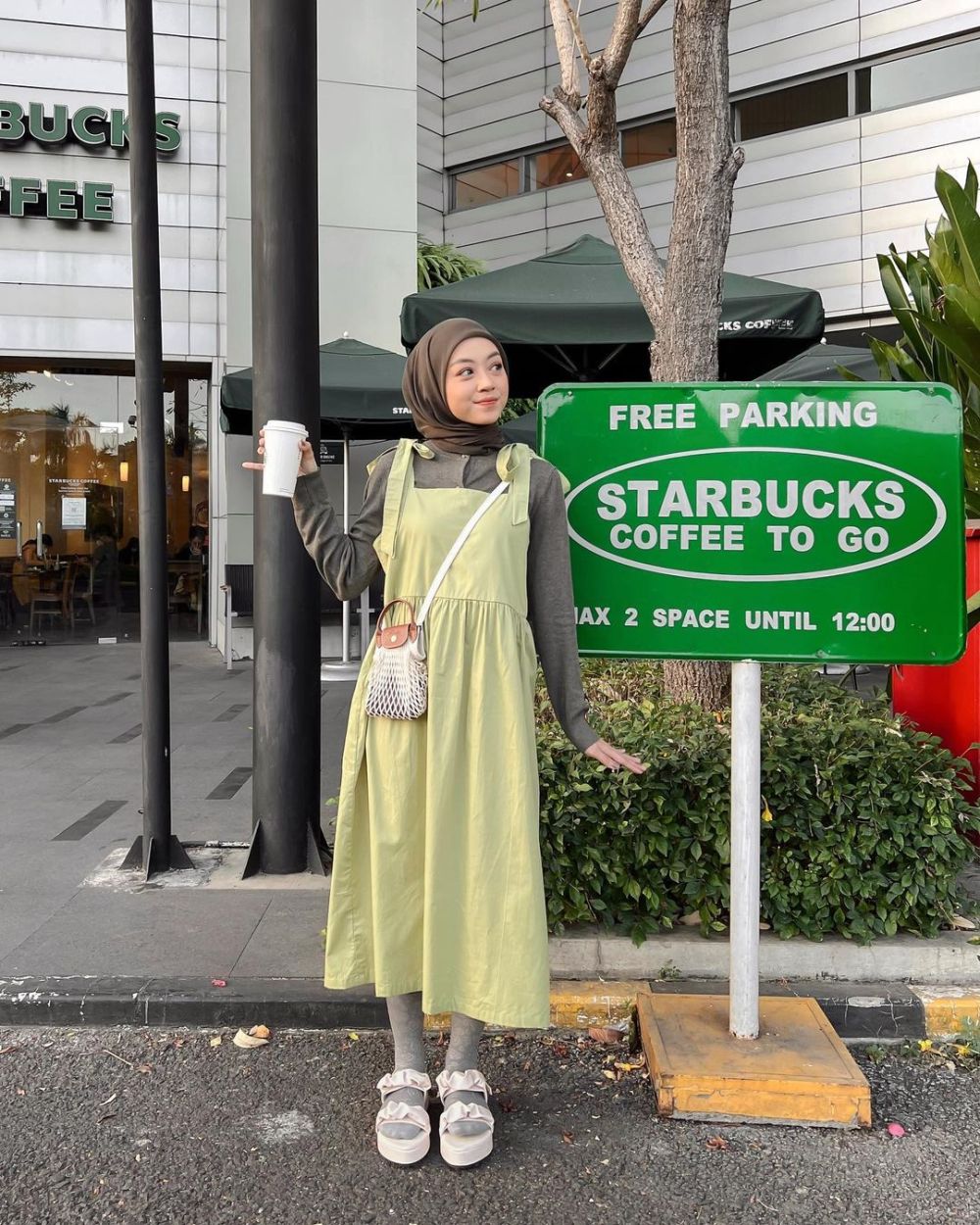 10 Ide OOTD Hijab Ngabuburit Pakai Dress Kasual