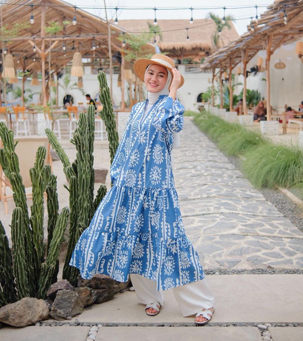 Styling Outfit Dress untuk ke Pantai ala Selebgram Hijab