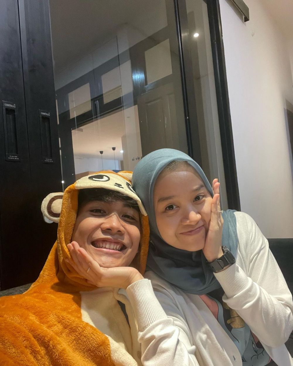 9 Potret Alca, Istri Bintang Emon, yang Ternyata Dosen!