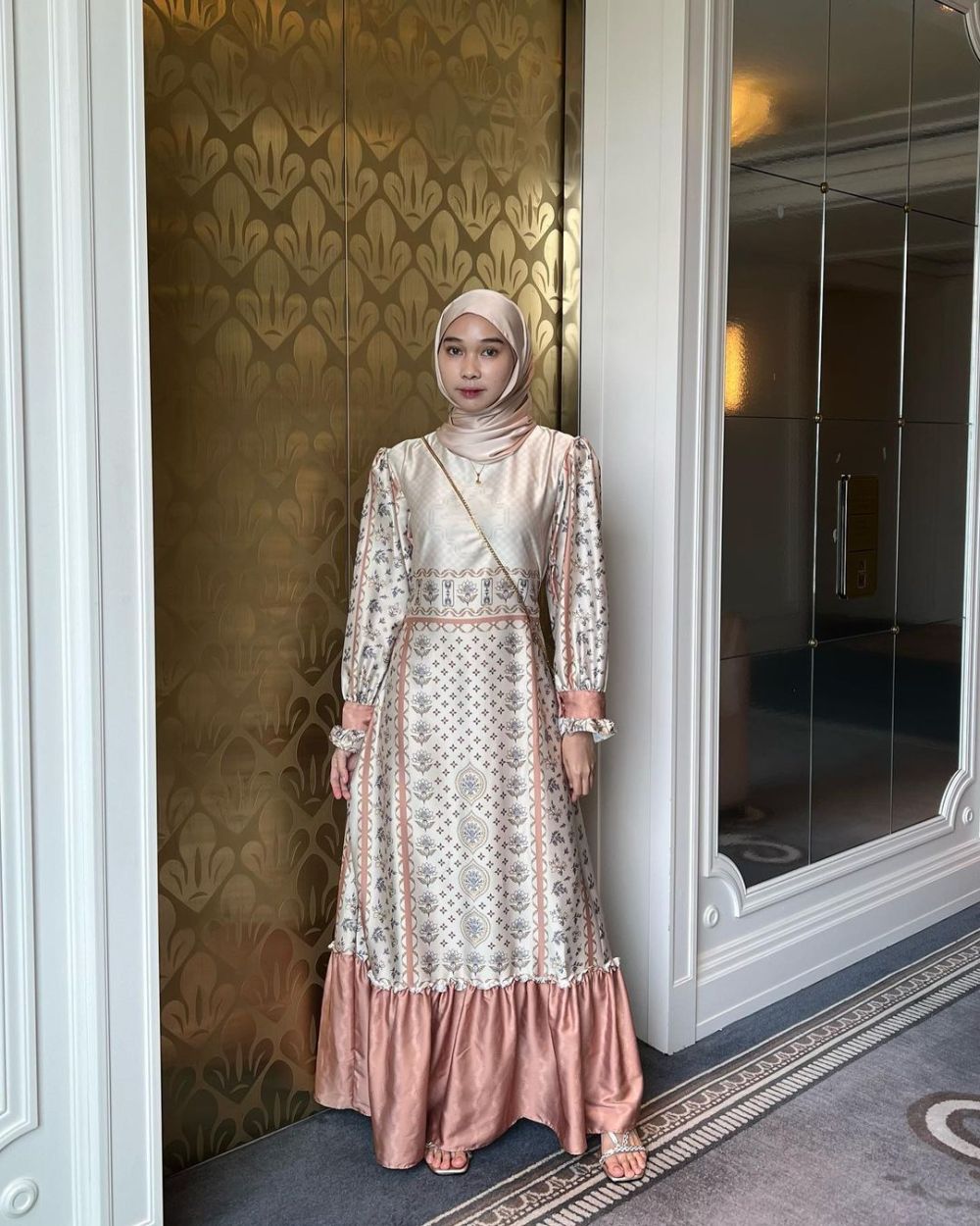 9 OOTD Hijab Pendamping Wisuda ala Astri Ratnasari, Classy