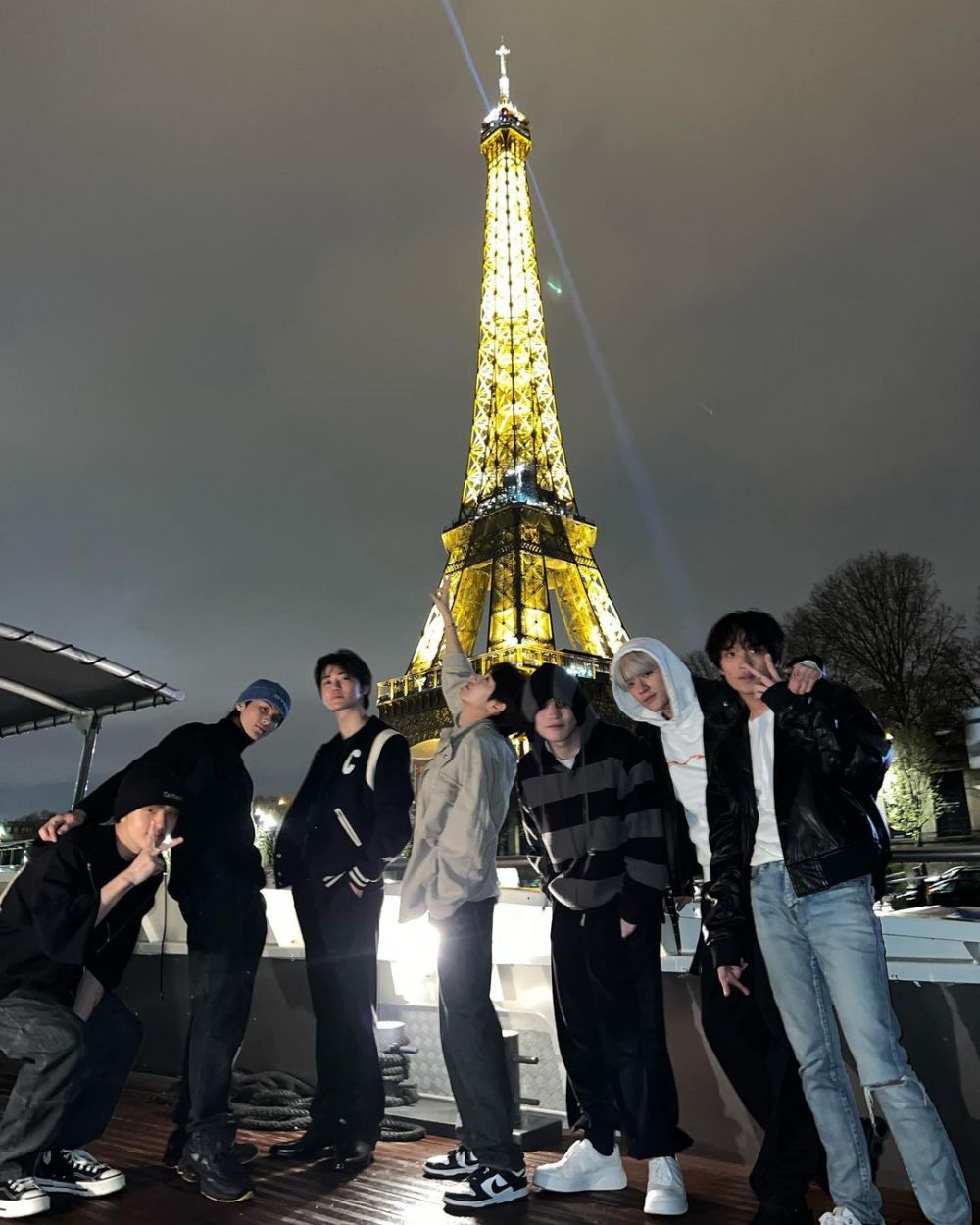 9 Momen Seru NCT Dream di Paris, Jalan-Jalan hingga 'Rover' 9 Momen Seru NCT Dream di Paris, Jalan-Jalan hingga 'Rover'