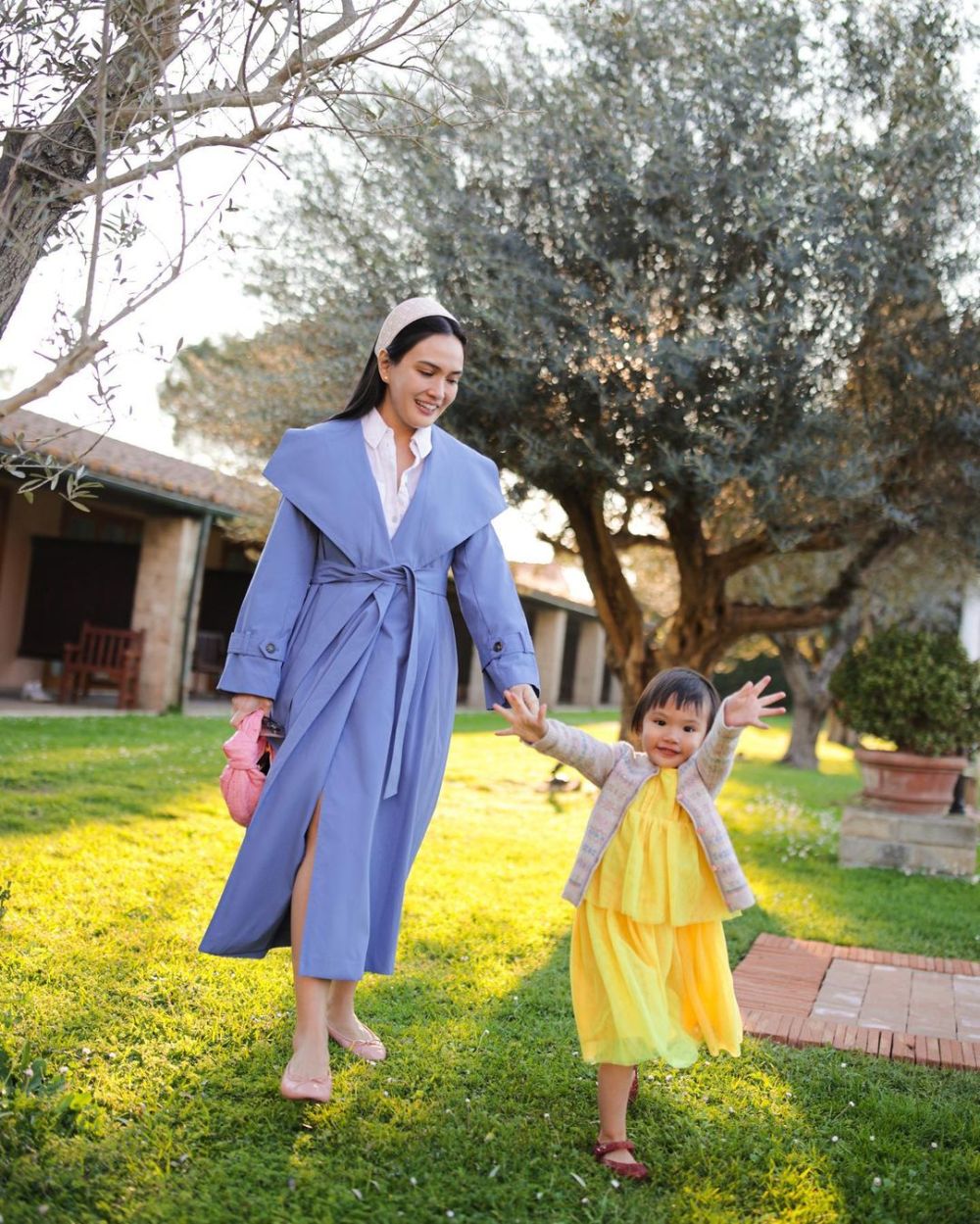 Shandy Aulia dan Anak di Italia, Sosok Suami Dipertanyakan!