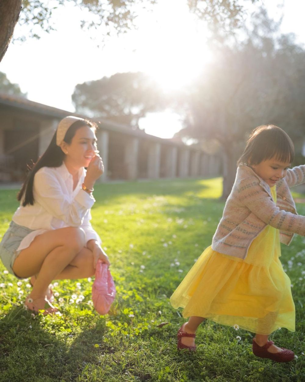 Shandy Aulia dan Anak di Italia, Sosok Suami Dipertanyakan!