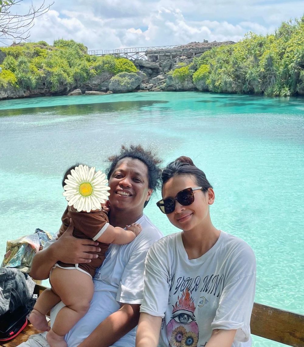 Indah Permatasari Terpesona dengan Pantai Waikuri di Sumba