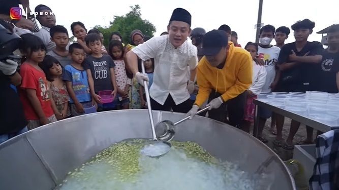 9 Momen Bobon Santoso Masak Besar Berbagai Menu Buka Puasa