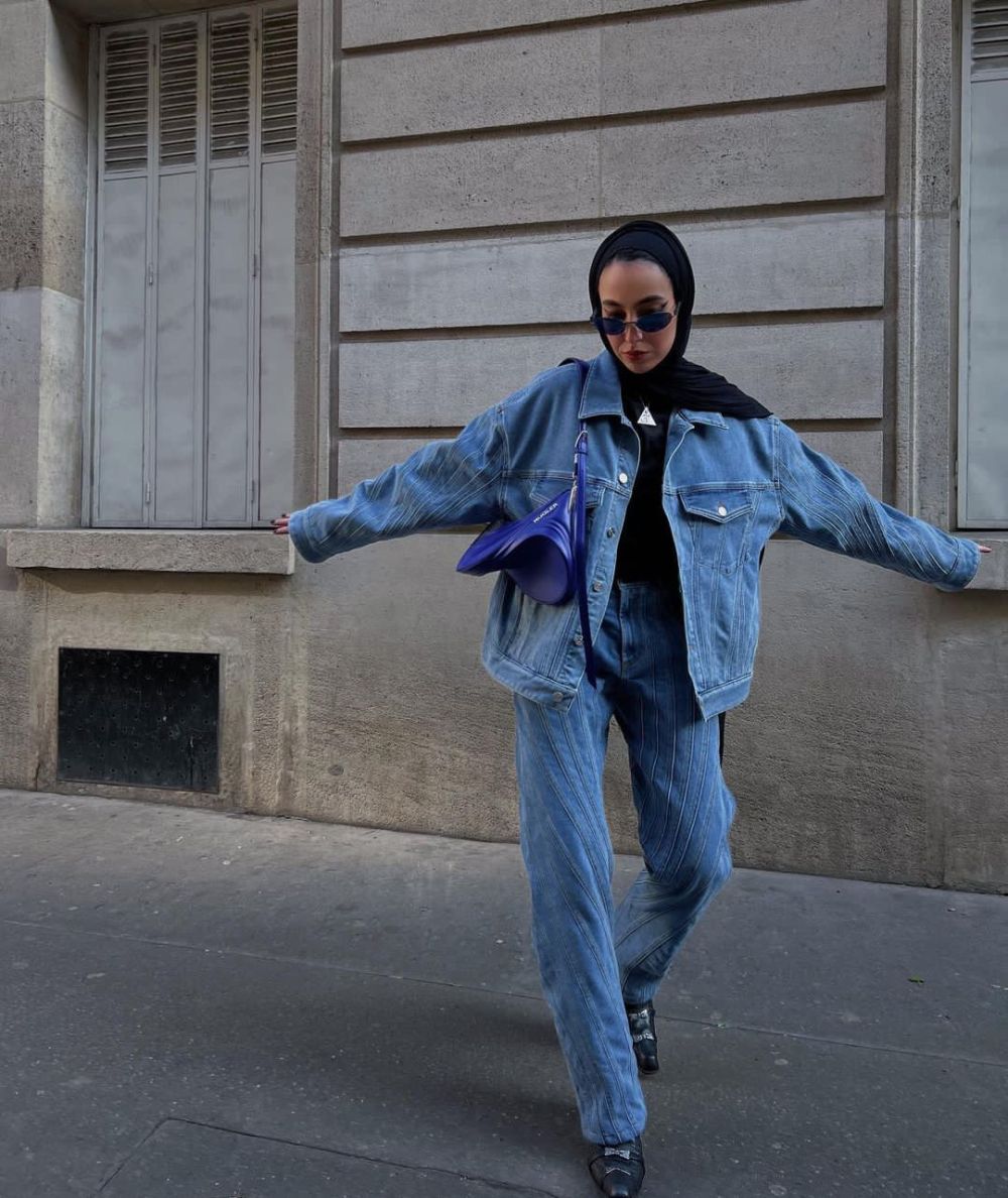 9 OOTD dengan Pashmina Hitam ala Leena Al Ghouti, Mewah!