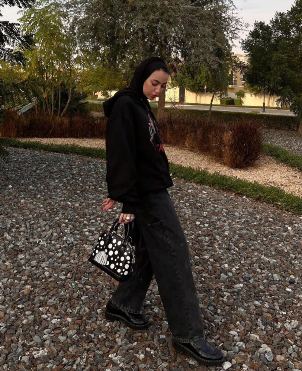 9 OOTD dengan Pashmina Hitam ala Leena Al Ghouti, Mewah!