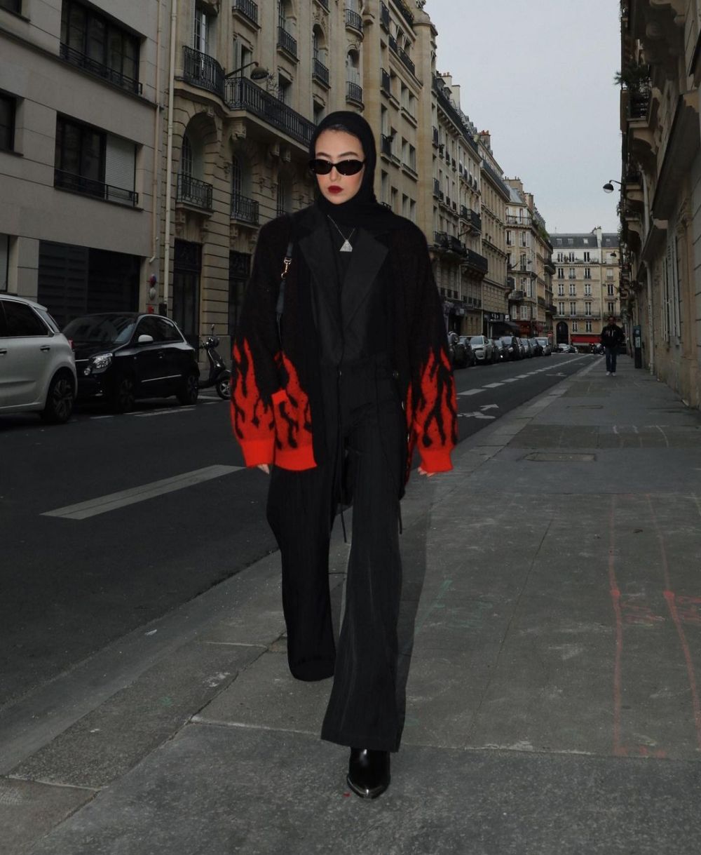 9 OOTD dengan Pashmina Hitam ala Leena Al Ghouti, Mewah!