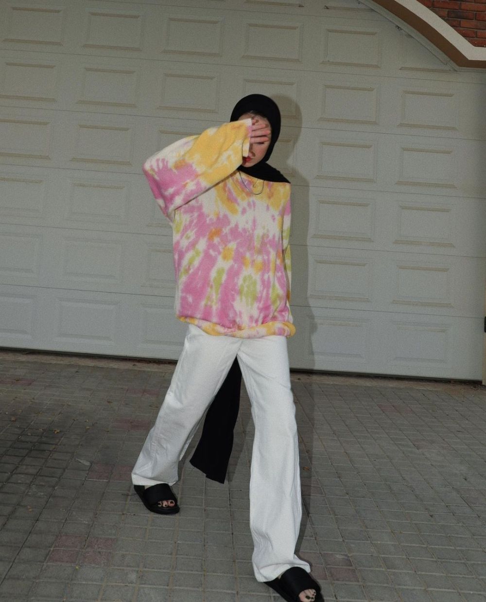 9 OOTD dengan Pashmina Hitam ala Leena Al Ghouti, Mewah!