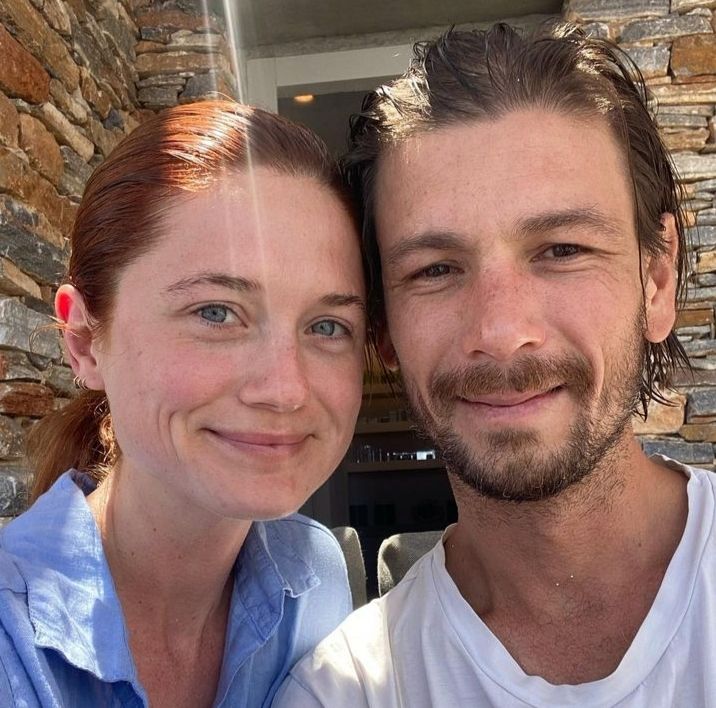 Hamil Anak Pertama, Potret Bahagia Bonnie Wright dan Suami