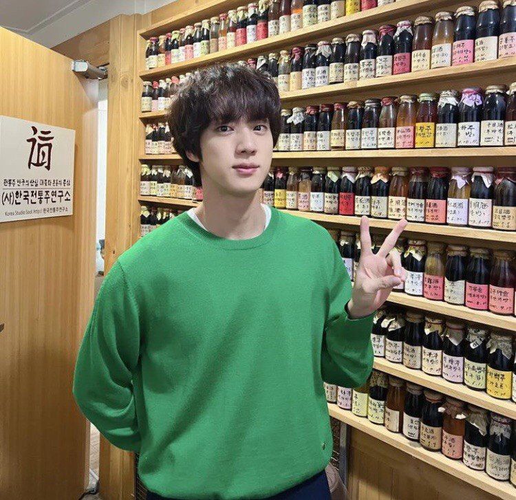 10 Ide OOTD Pakai Baju Hangat ala Jin BTS, Simpel!