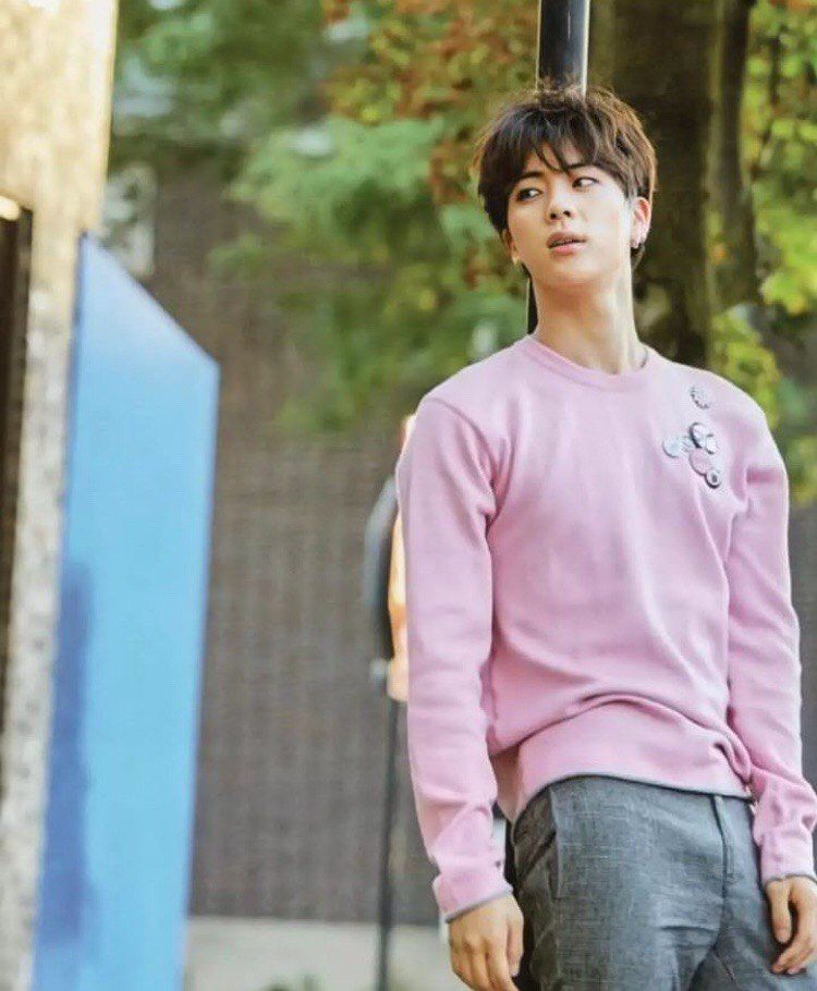 10 Ide OOTD Pakai Baju Hangat ala Jin BTS, Simpel!