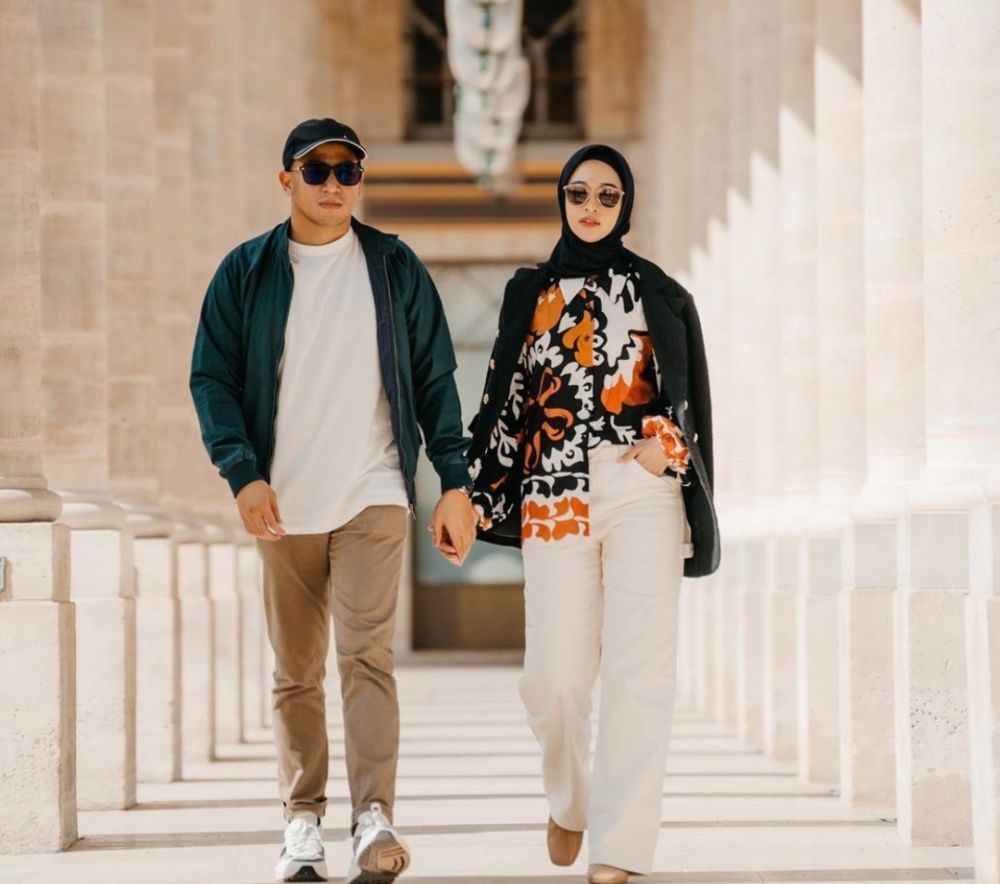 9 Potret Poppy Bunga dan Suami Pakai OOTD Superkece