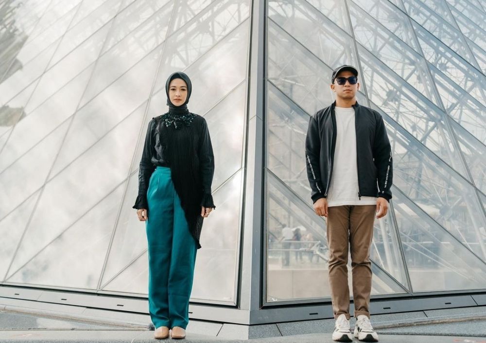 9 Potret Poppy Bunga dan Suami Pakai OOTD Superkece